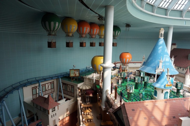 Lotte World – Roller Coaster Traveller